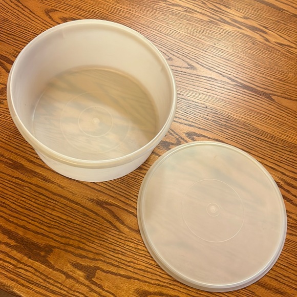 Tupperware | Kitchen | Vintage Tupperware Large Round Storage Container ...